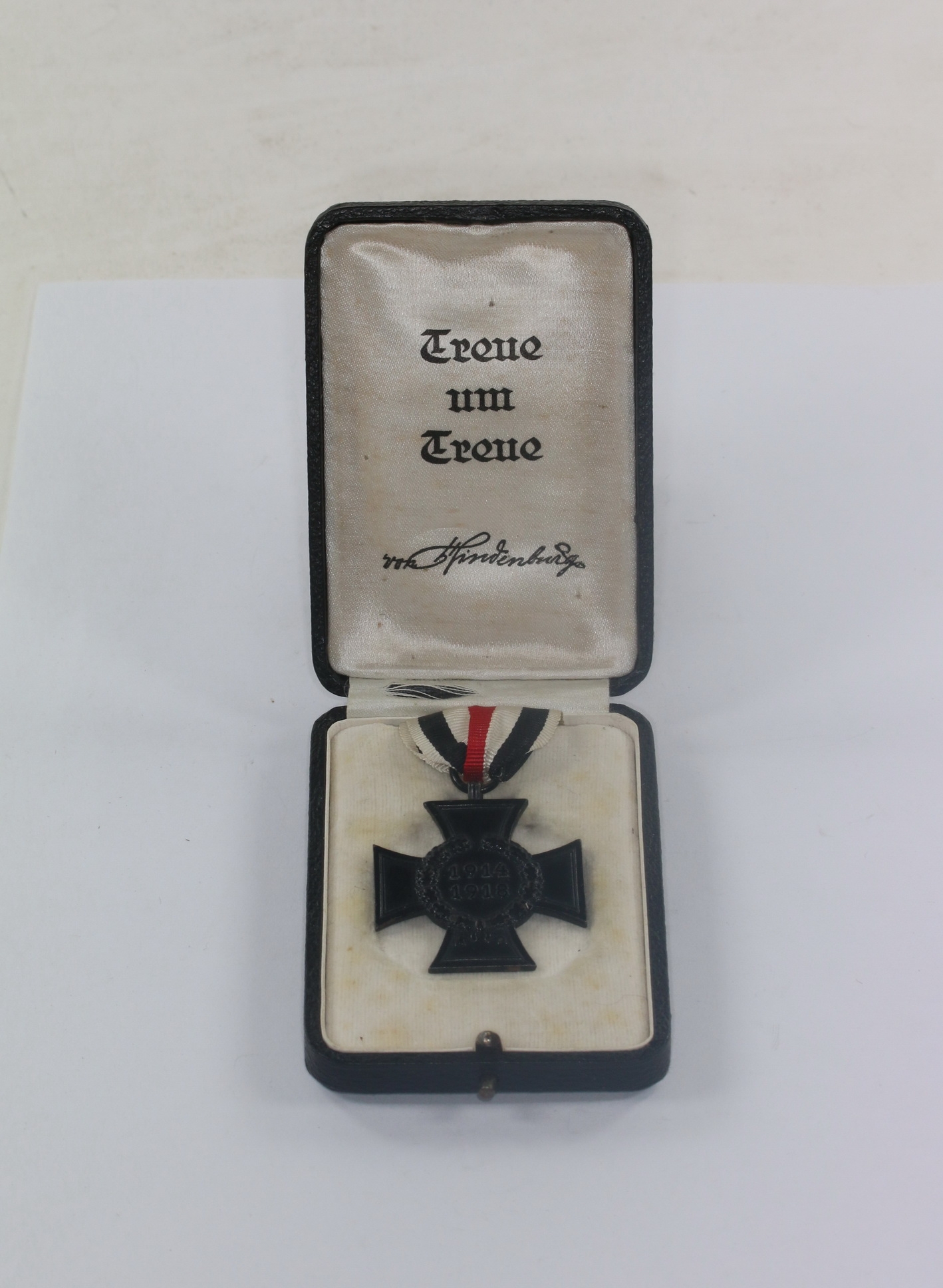 Ehrenkreuz für Hinterbliebende, Hst. CEJ, im schwarzen Etui "Treue um ...